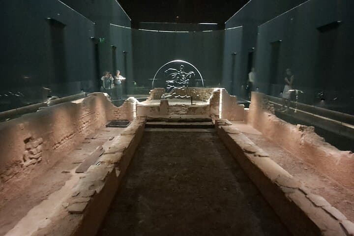 London's Secret Roman Past: Hidden Ruins Walking Tour